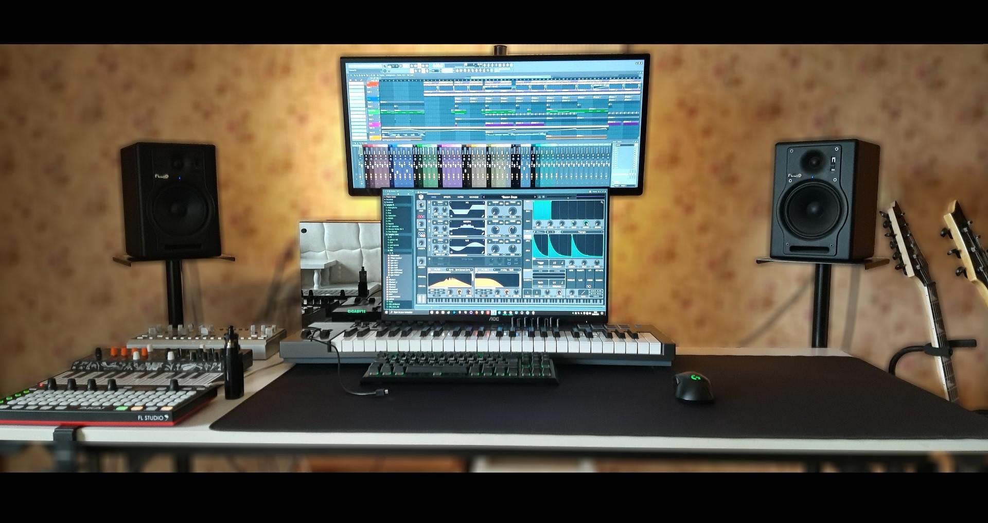 HomeStudio | Scrolller