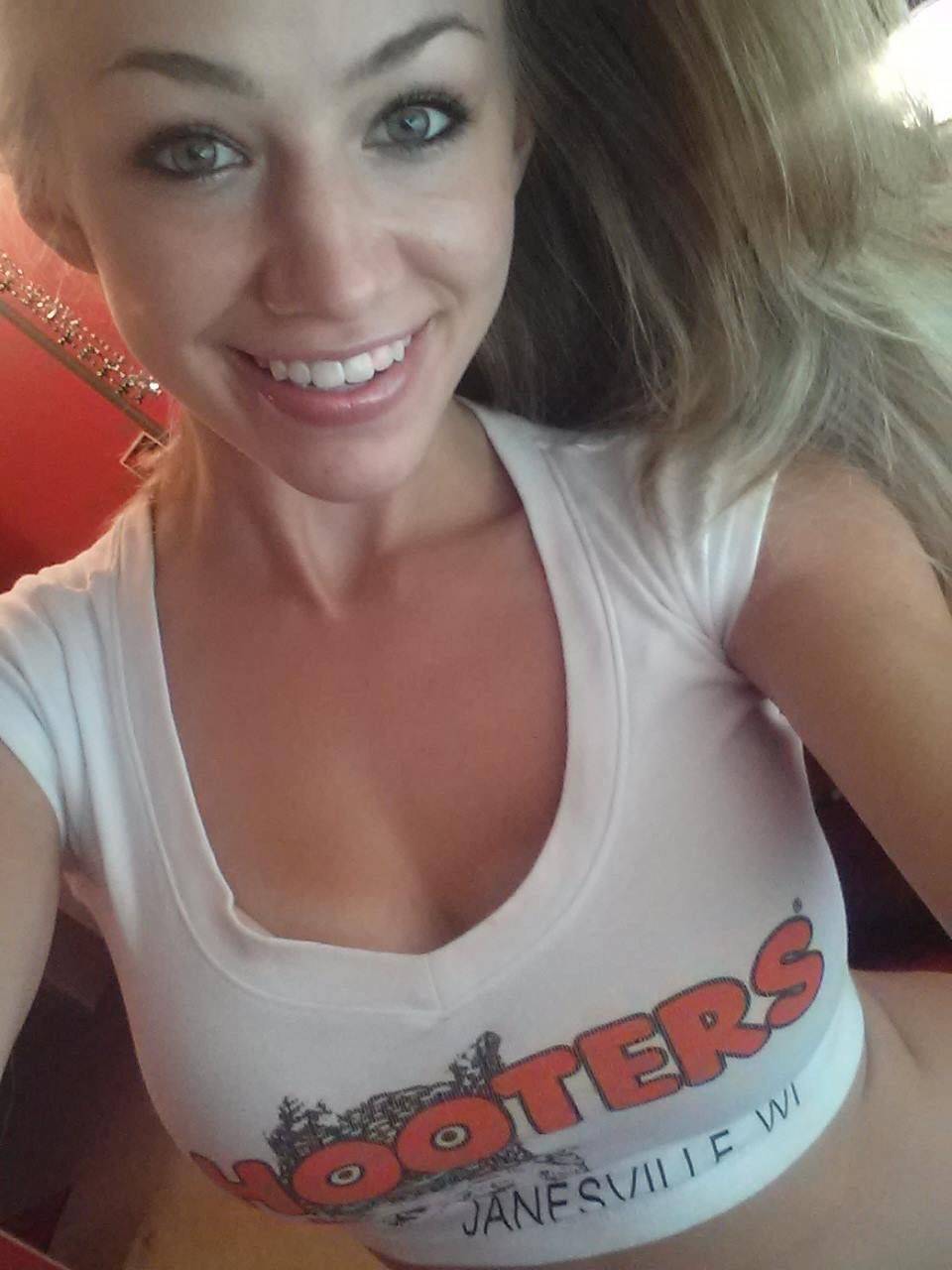 Hooters Danielle | Scrolller