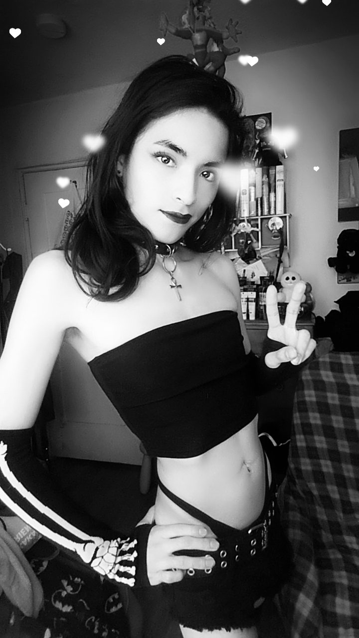 Hope I'm not pushing the boundaries of the "fully clothed" rule too much | Scrolller