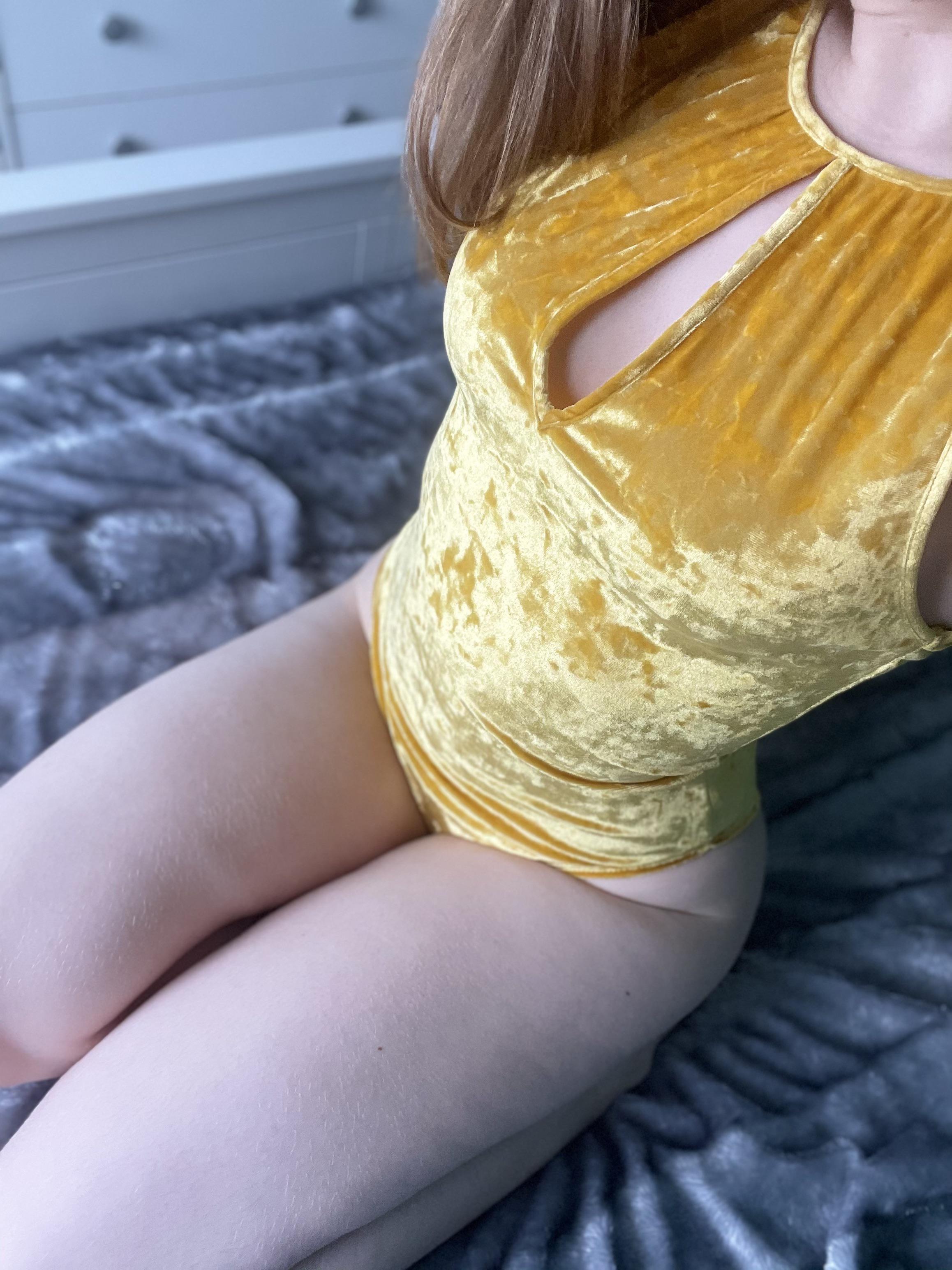 Hope the bright yellow stops you in your tracks…come and feel how soft I am 😇 | Scrolller
