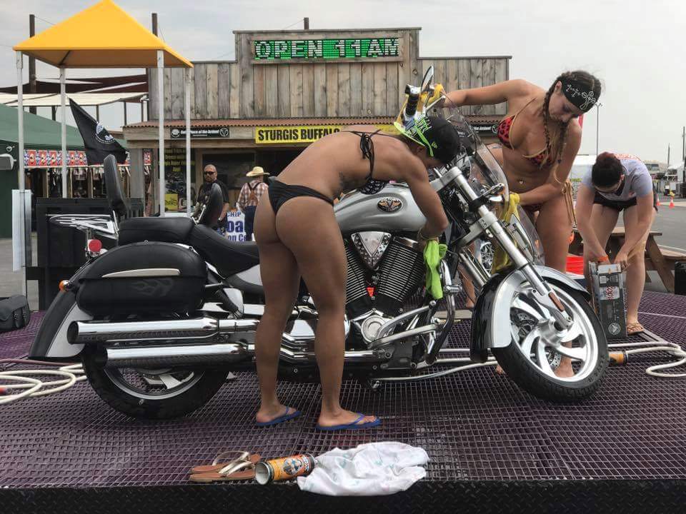 Hotties cleaning up a Victory | Scrolller