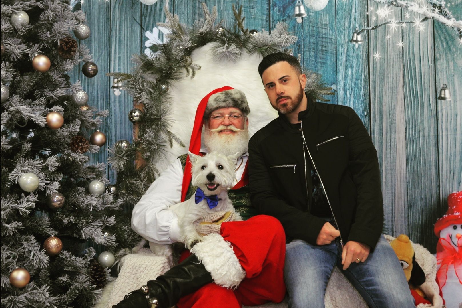 Hugo meets santa | Scrolller