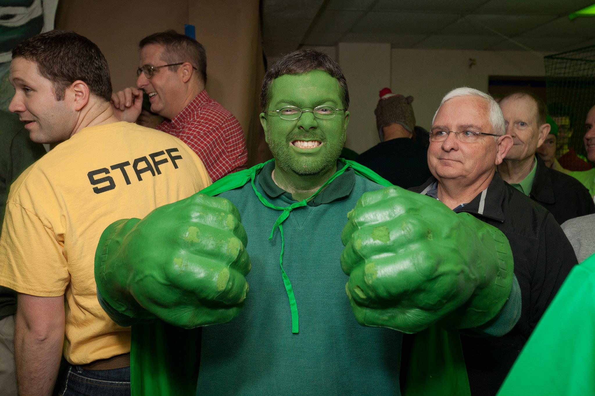 Hulk hands; you're doing it wrong. | Scrolller