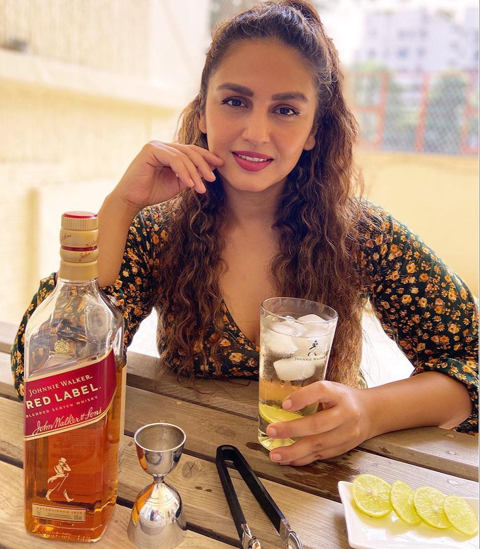 Huma Qureshi resting her rack on the table. I want to pour the drink on her tits and slurp it ...