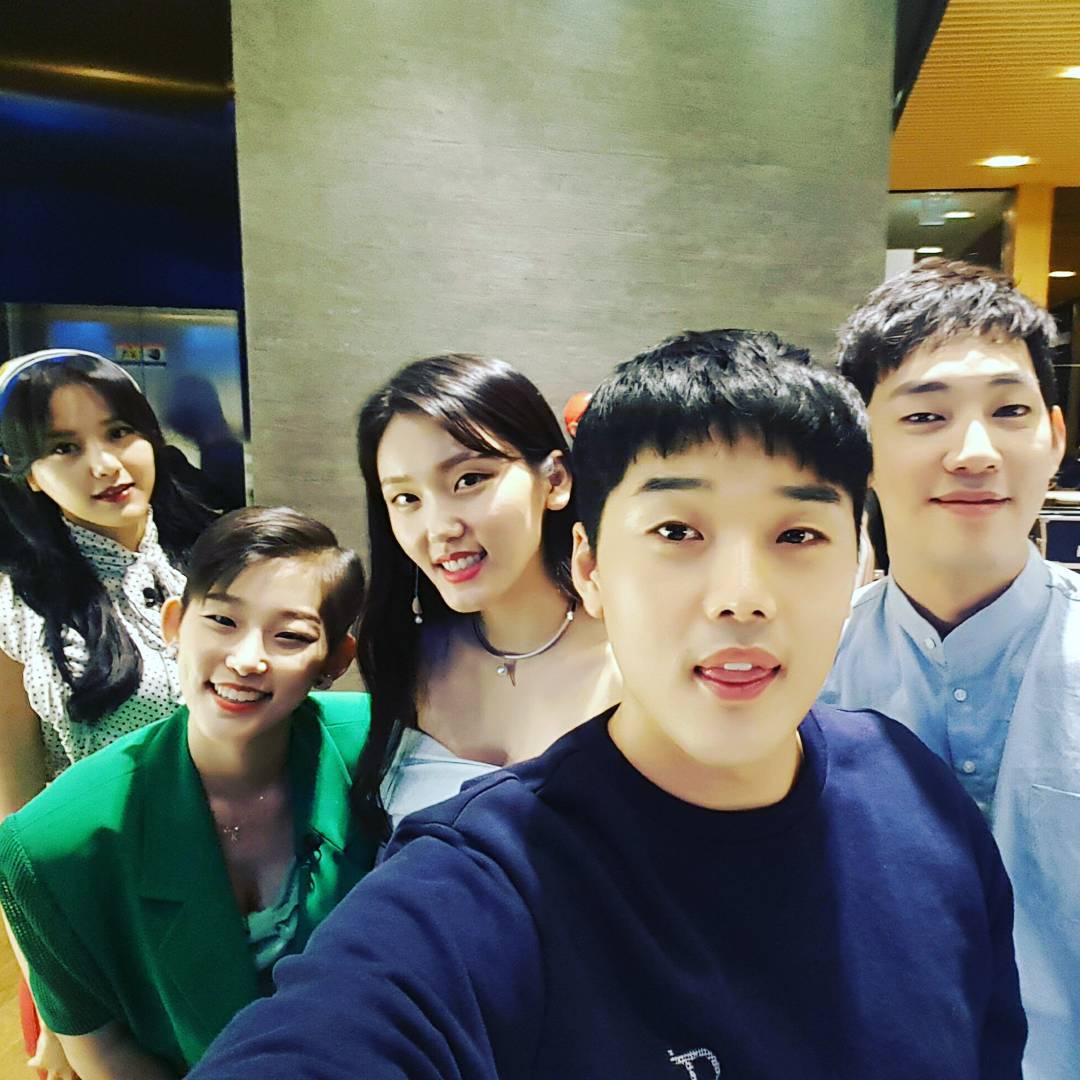 Hyejeong with the SNL cast | Scrolller