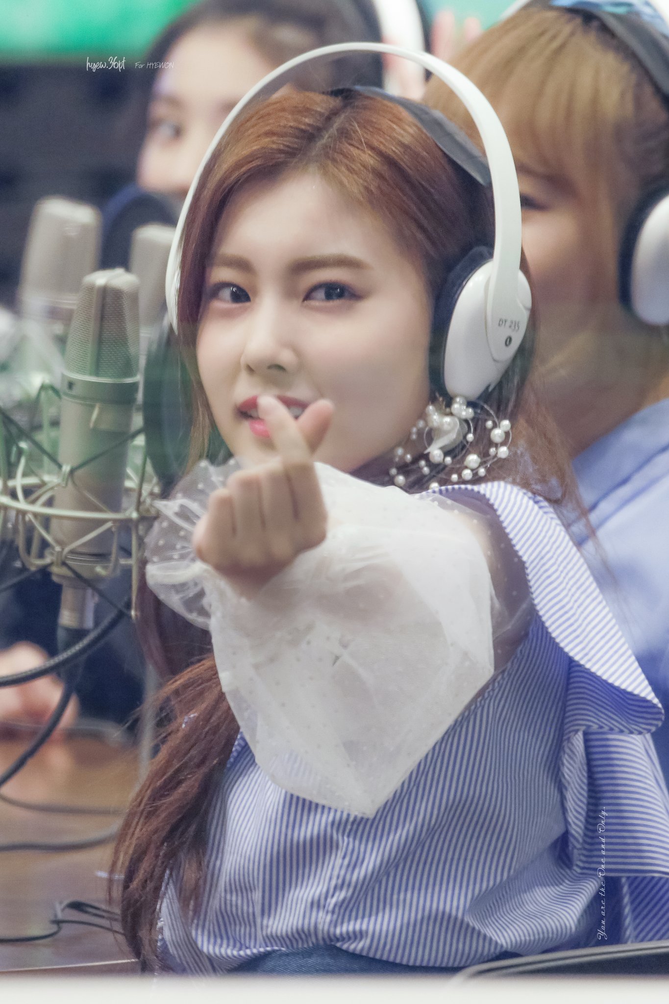Hyewon Finger Heart | Scrolller