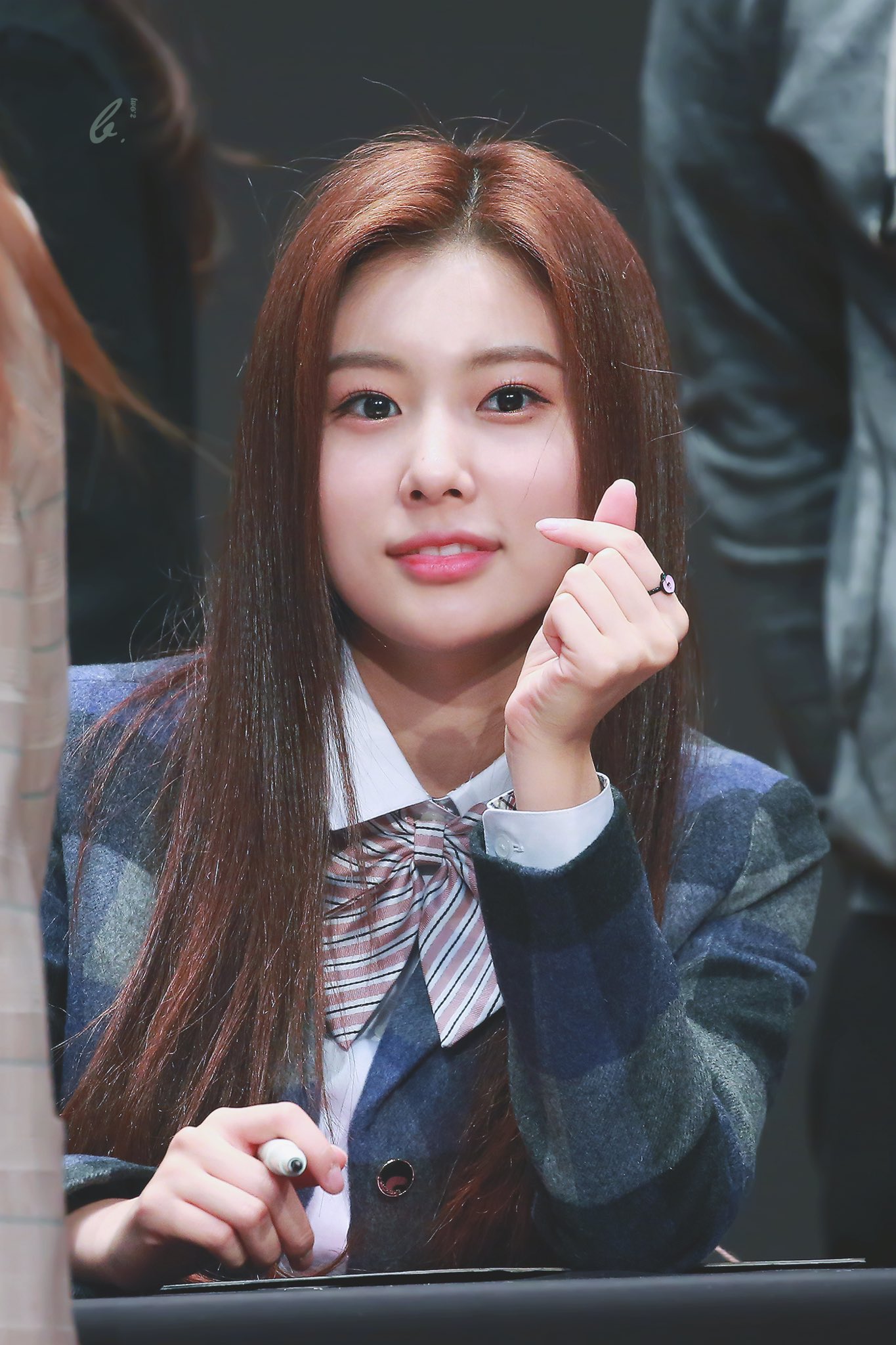 Hyewon finger heart | Scrolller