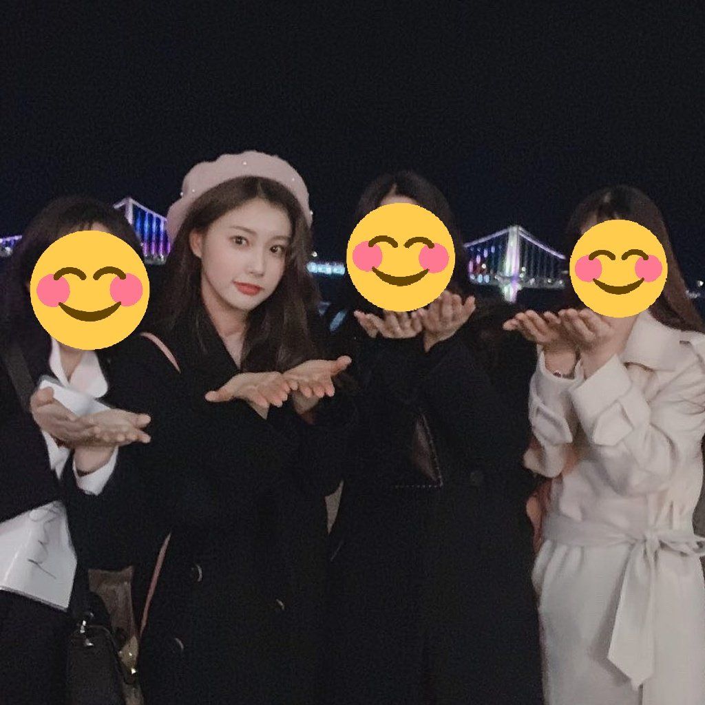 Hyewon with her friends. | Scrolller