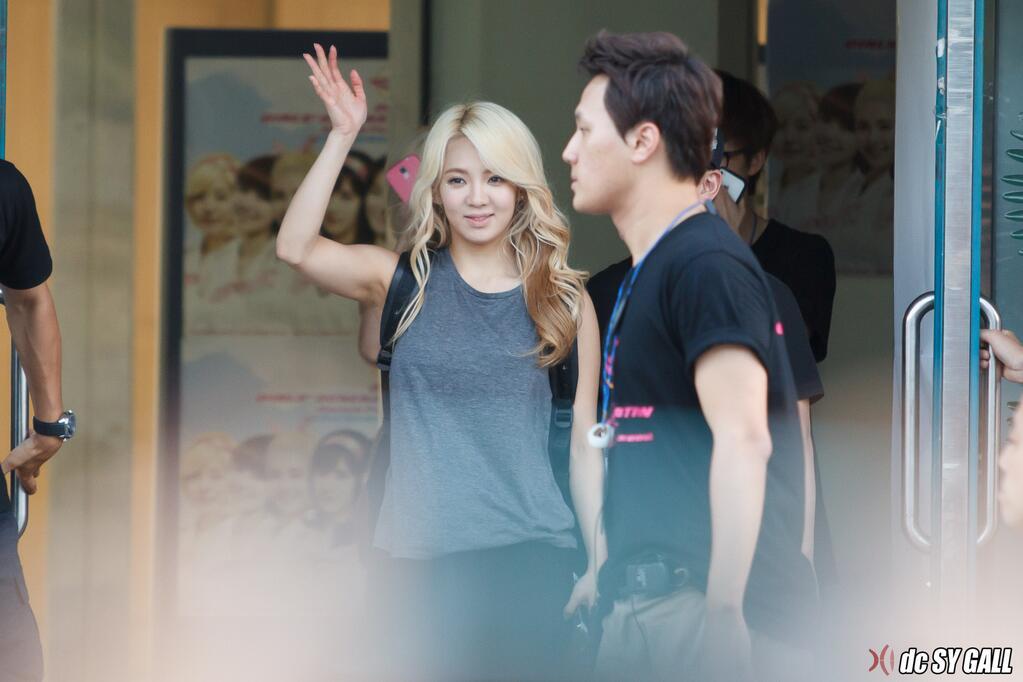 Hyo looking better after the concert than at the press conference | Scrolller