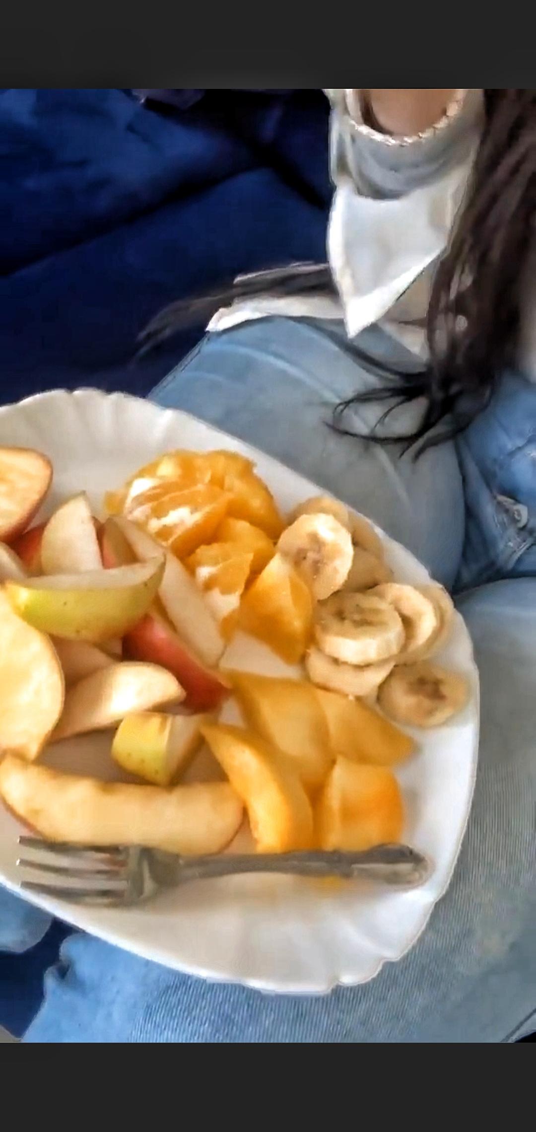 I don't know about you guys but I'd eat that every day...the plate of fruits of course 😆😜 ...