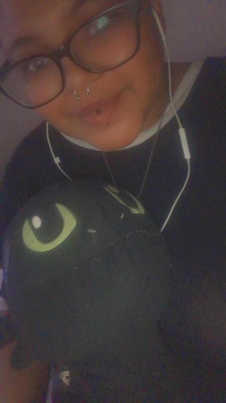 I got my toothless stuffie!! | Scrolller