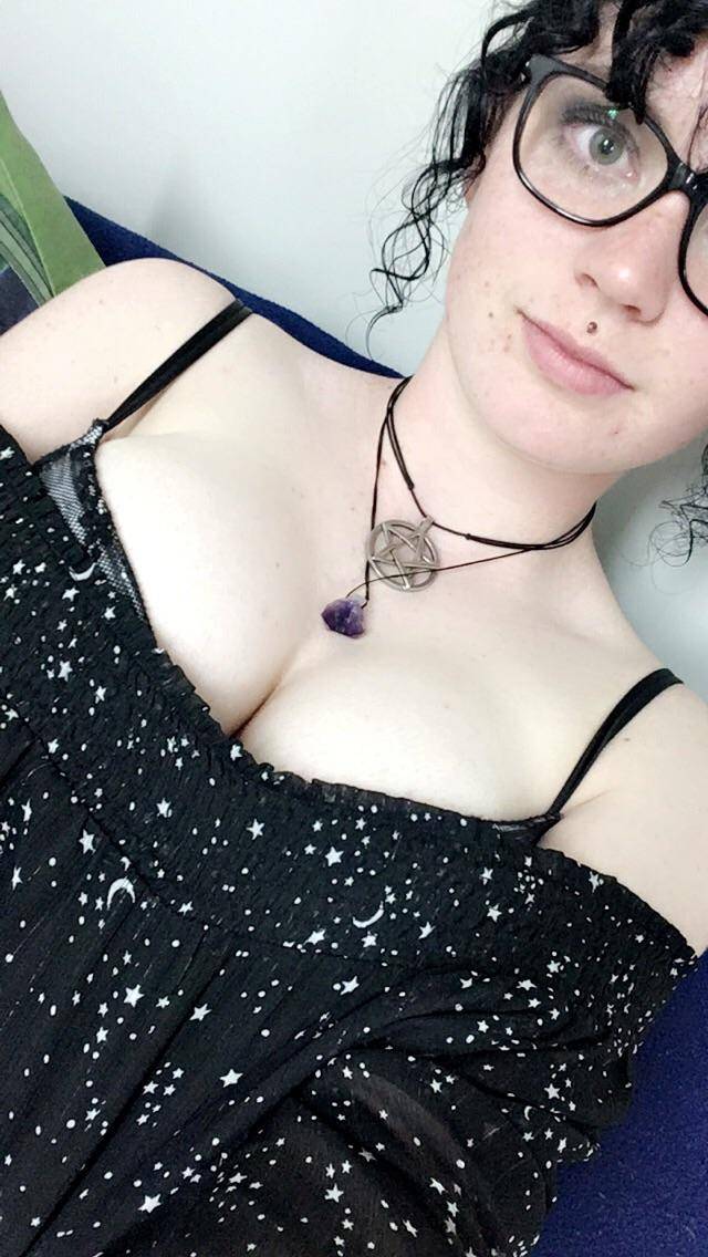 I have a love/hate relationship with this top.. what do you think of it? 😘 | Scrolller