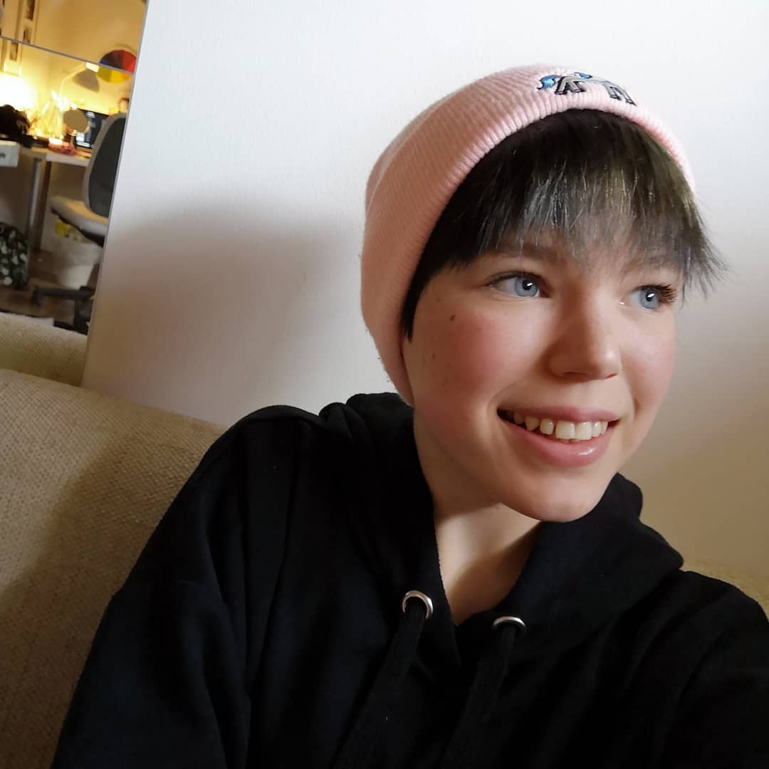 i like my hat | Scrolller