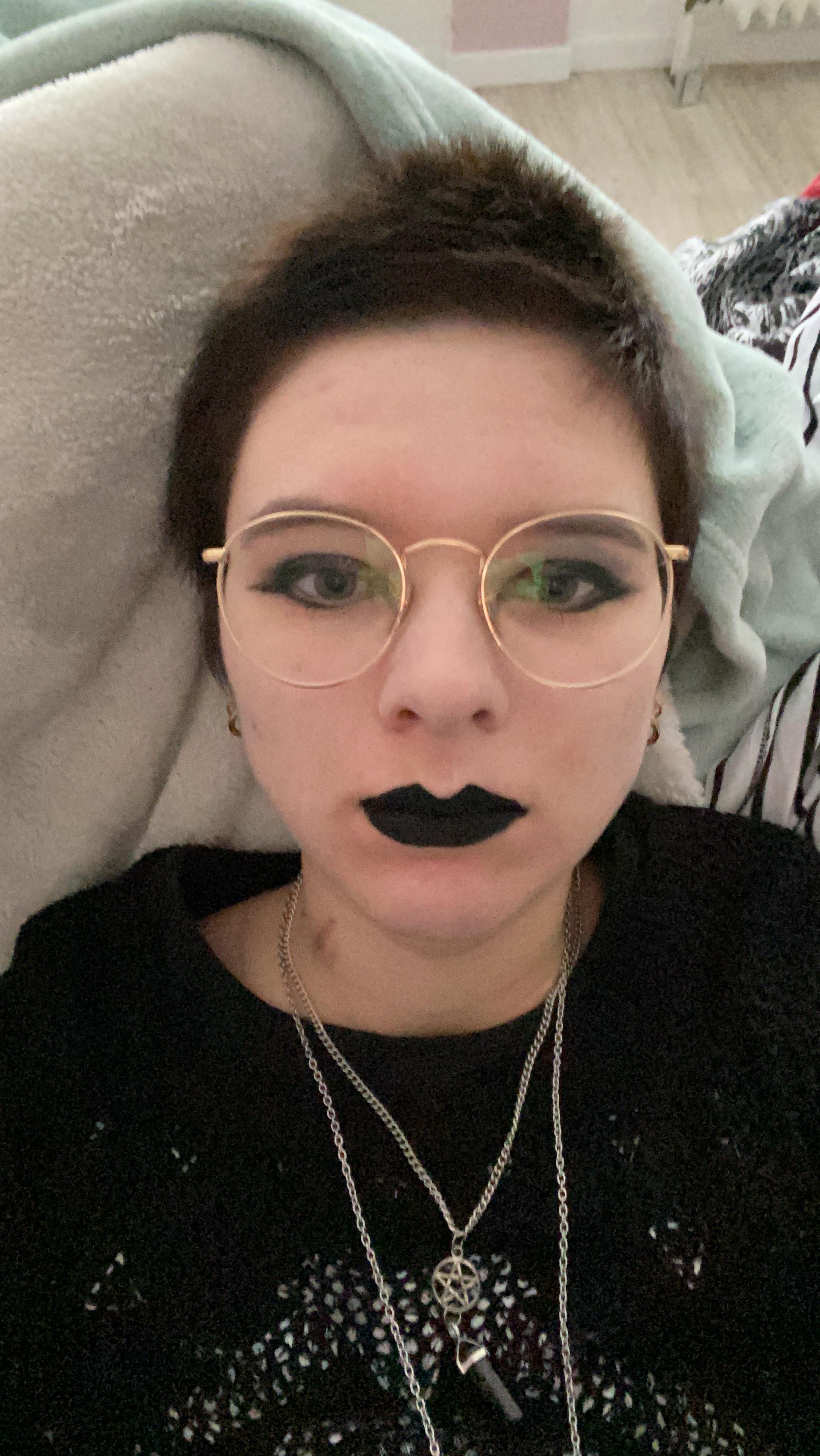 I liked my makeup so I took a trashy selfie lying down 🕸 | Scrolller