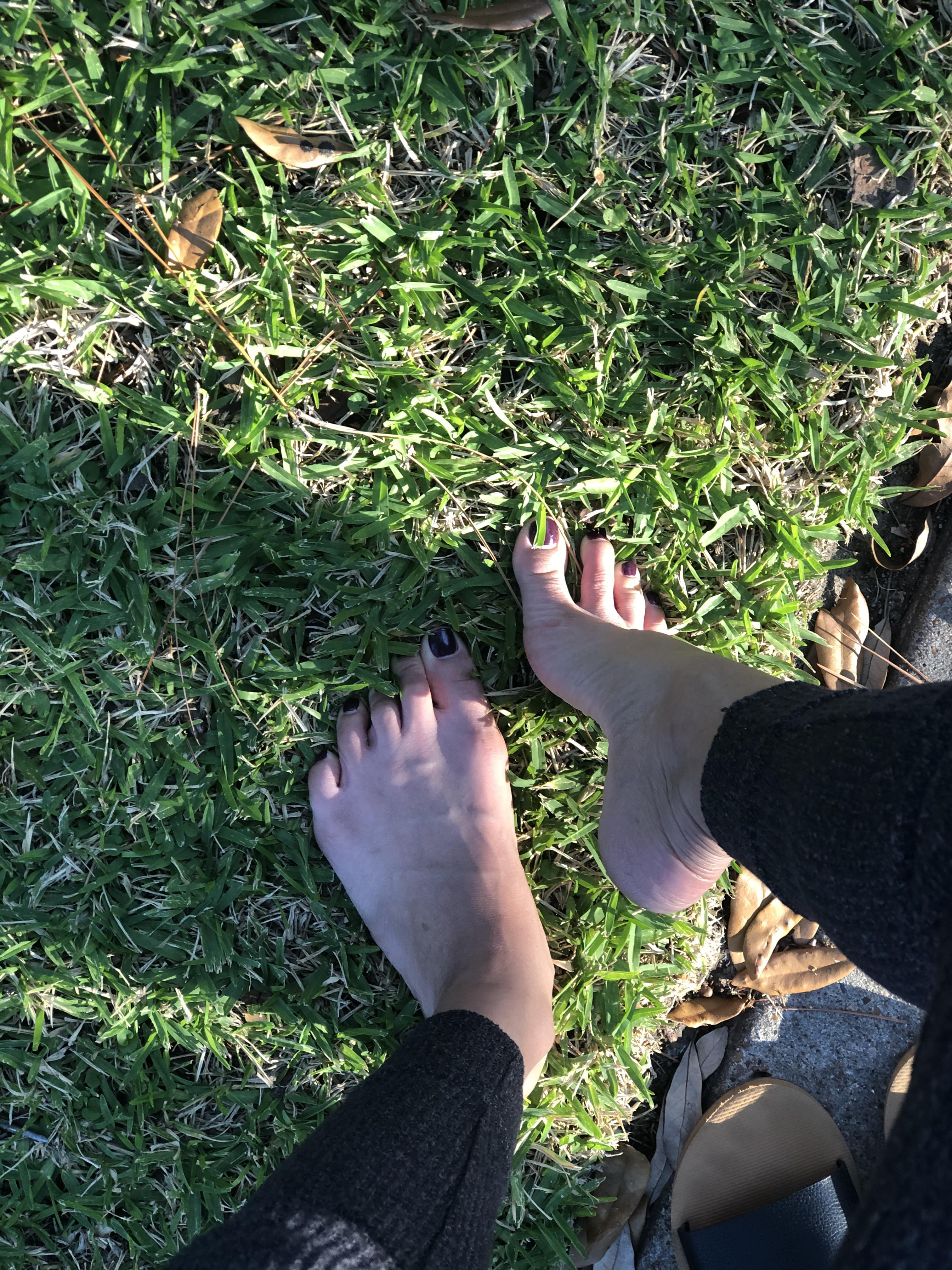 i love being barefoot | Scrolller