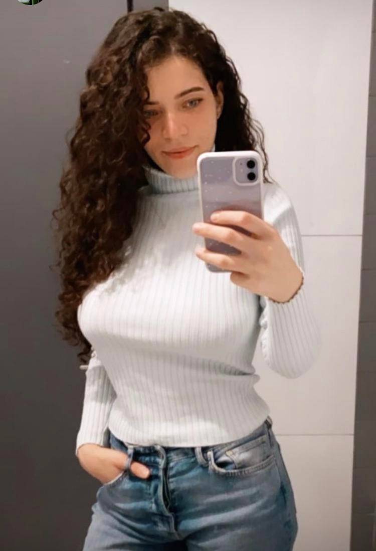 I love her tiny frame and massive rack 😋🥰 | Scrolller