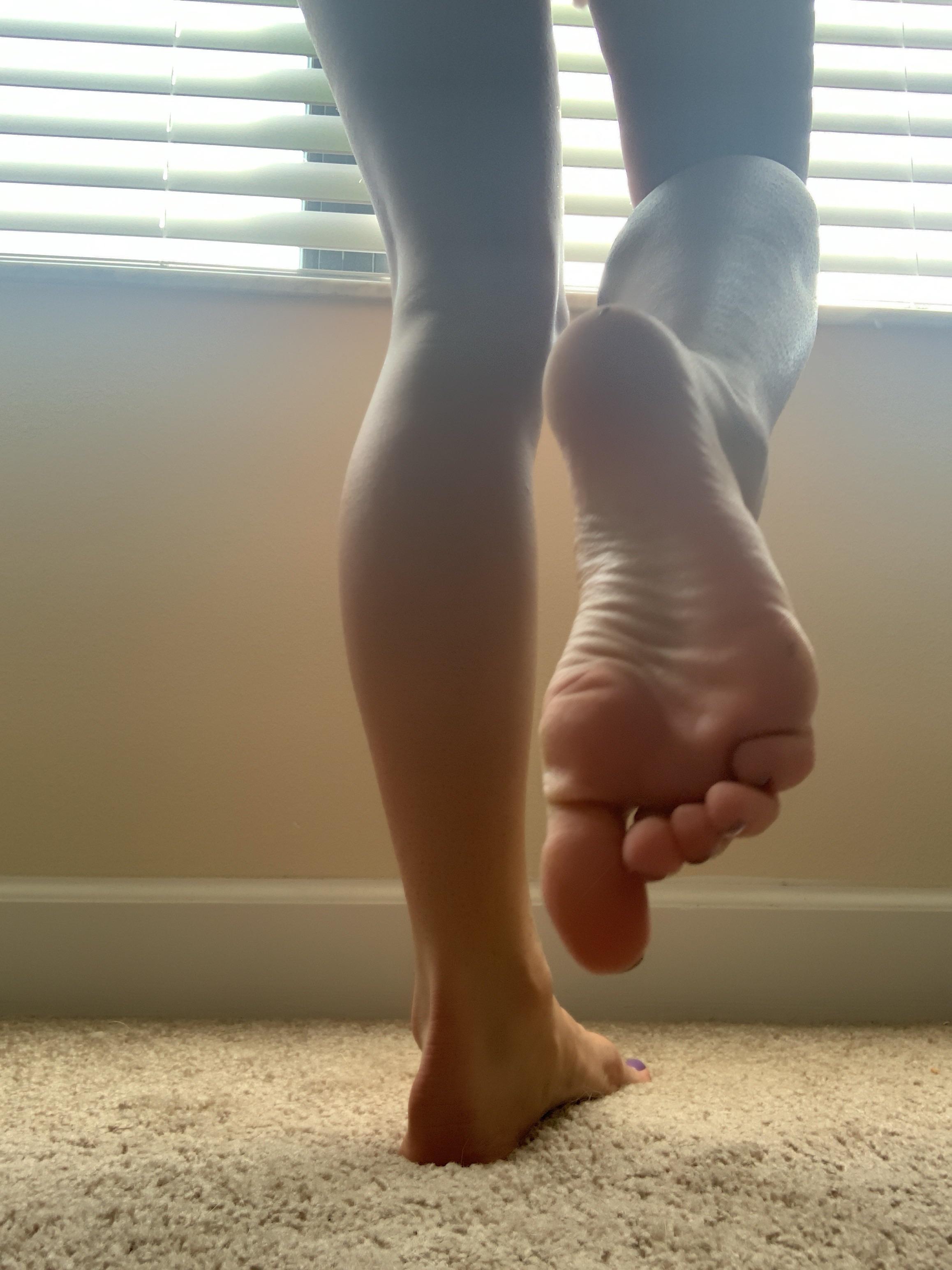 I made an onlyfans does anyone want to worship my feet? | Scrolller