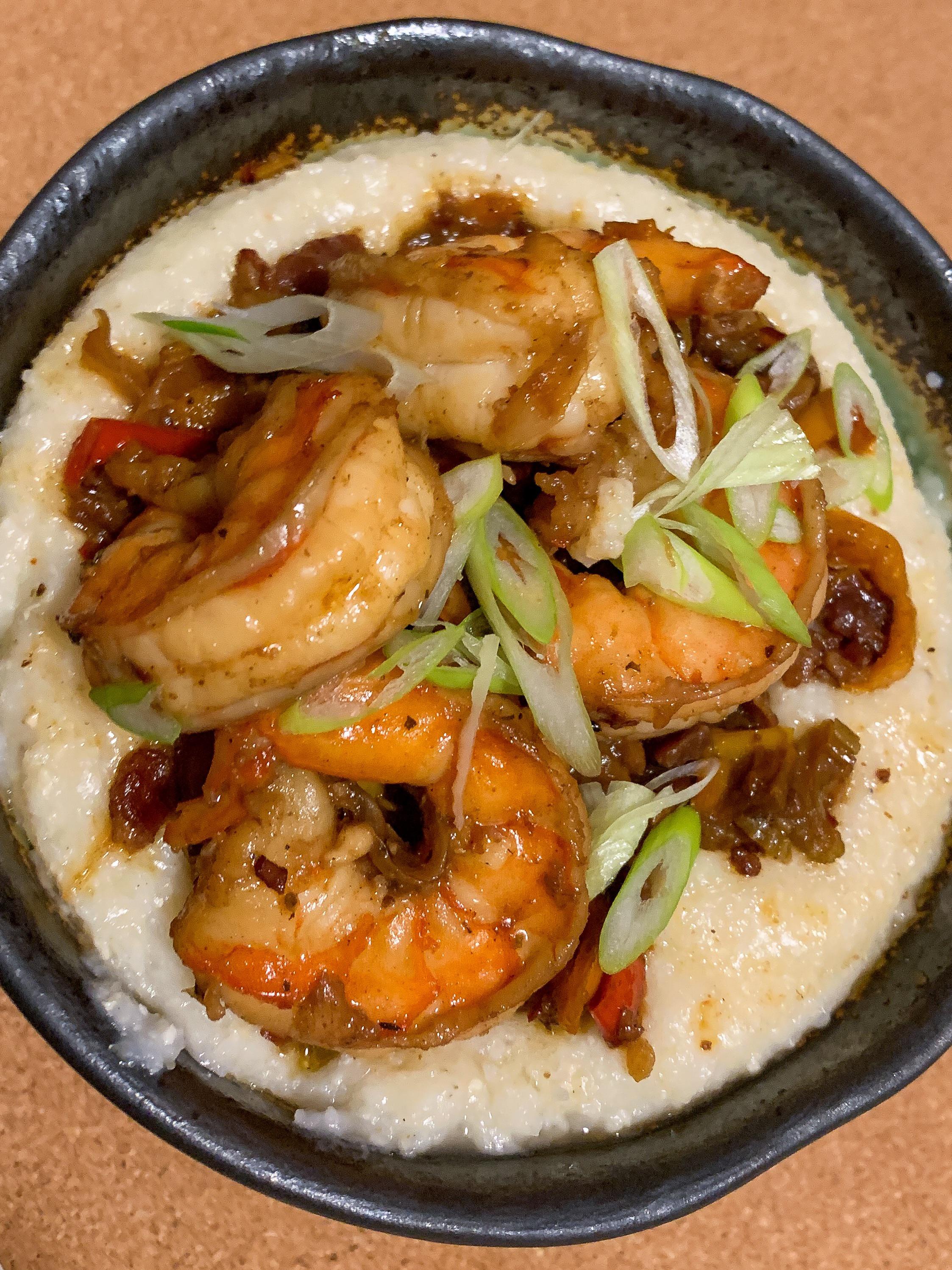 [I made] Shrimp and grits with bacon, caramelized onions, peppers and celery. | Scrolller