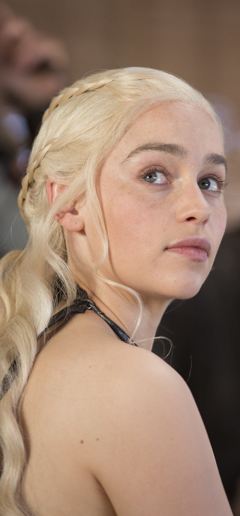 I miss this pale face of Khaleesi Emilia Clarke🤤 | Scrolller