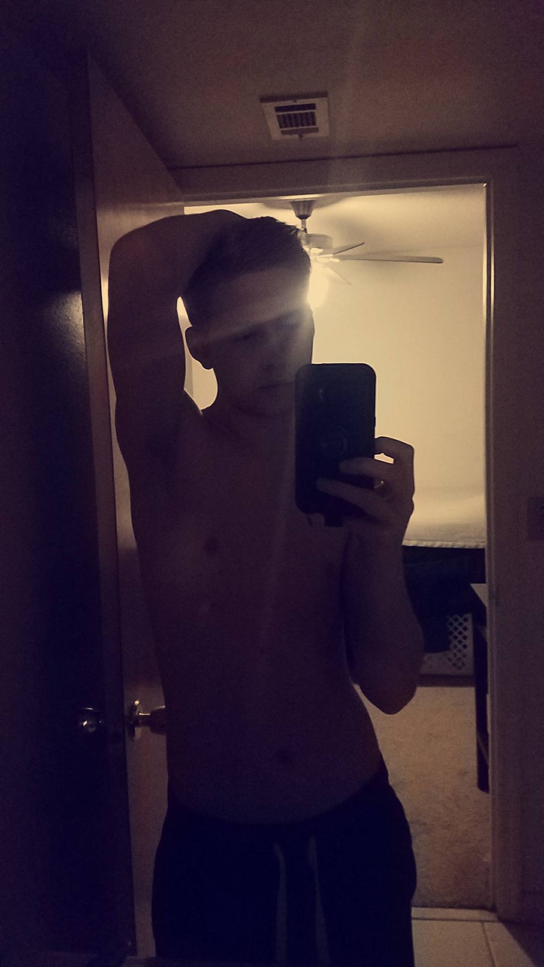 I need help taking better mirror selfies | Scrolller