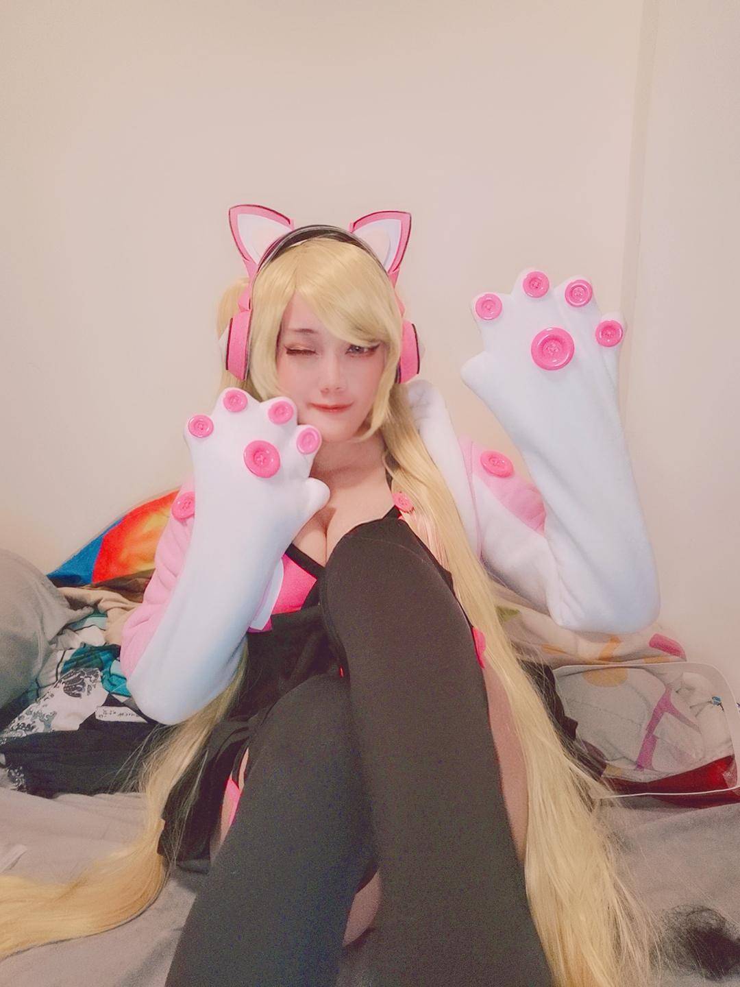 I tried on my lucky chloe cosplay at home! It's not as epic as the ...