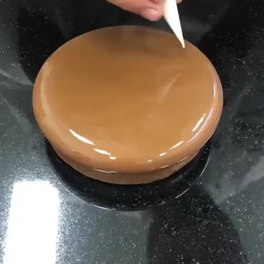 Icing a cake | Scrolller