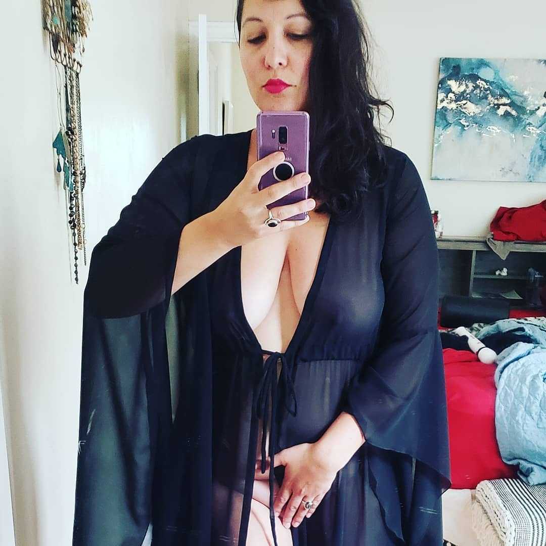 I'm a professional mistress Carolina 25 years old looking for a submissive slave to serve m4f me ...