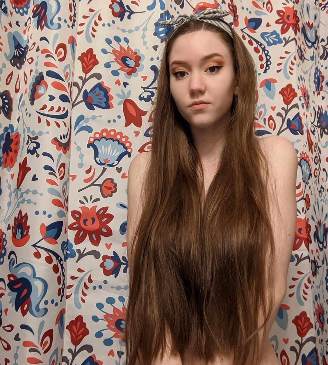 I'm Jade (18 years old) and I love my long hair! What do you think of it? | Scrolller