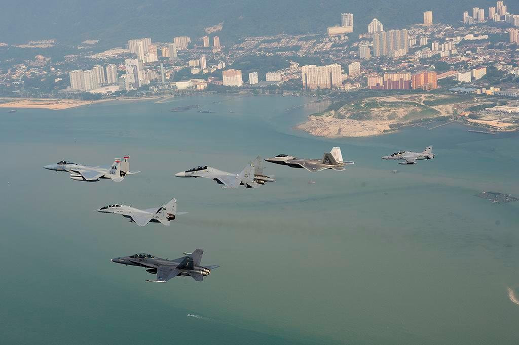 In one photo: F/A-18, MiG-29, F-15, Su-30, F-22 and BAE Hawk | Scrolller