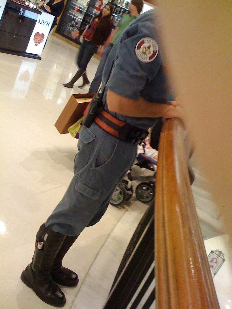 Incognito pic of a security officer | Scrolller