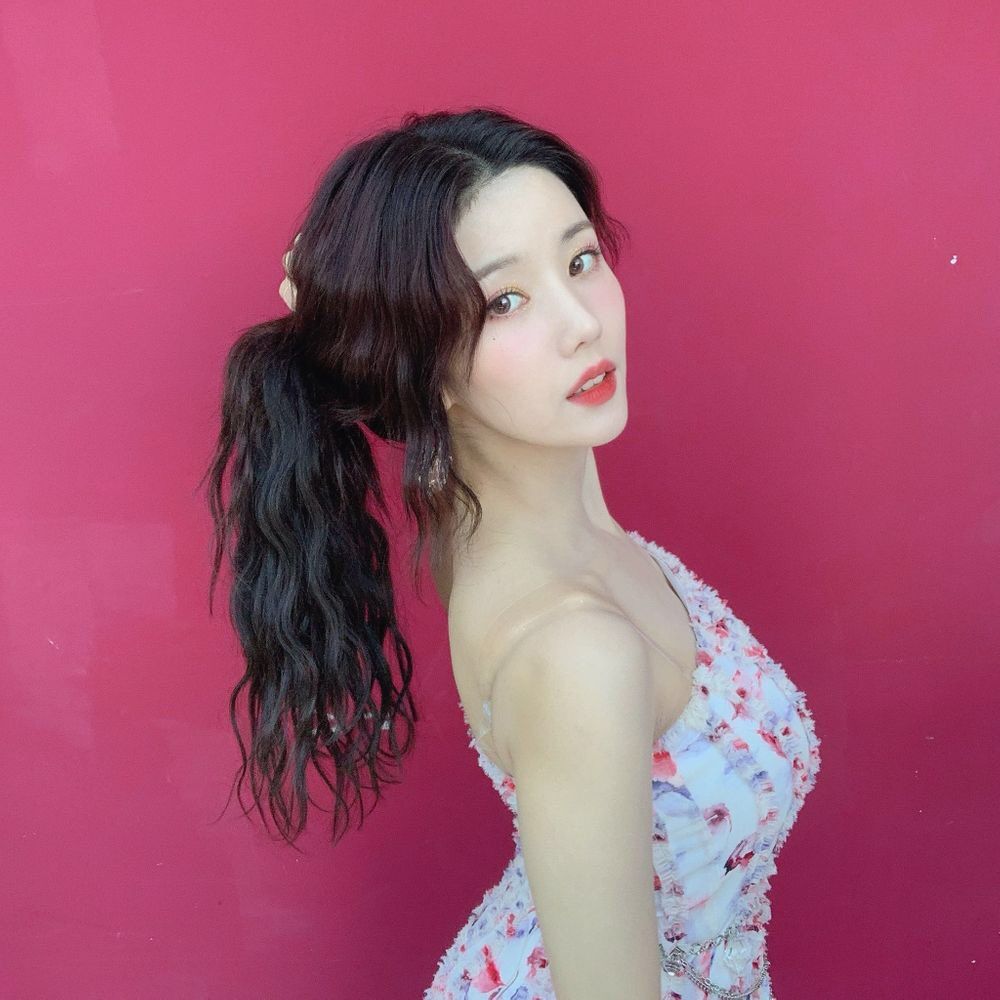 IZ*ONE - Eunbi | Scrolller