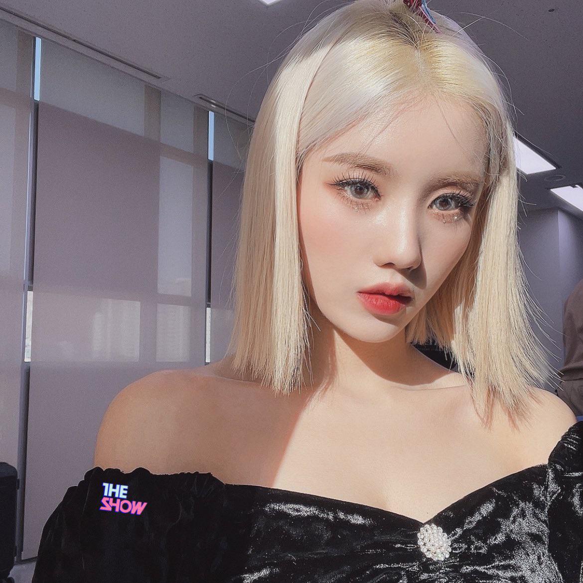 IZ*ONE - Eunbi | Scrolller