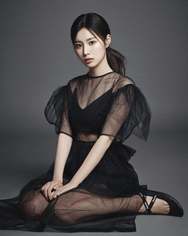 IZ*ONE - Hyewon | Scrolller