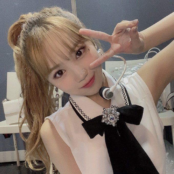 IZ*ONE - Kim Chaewon | Scrolller