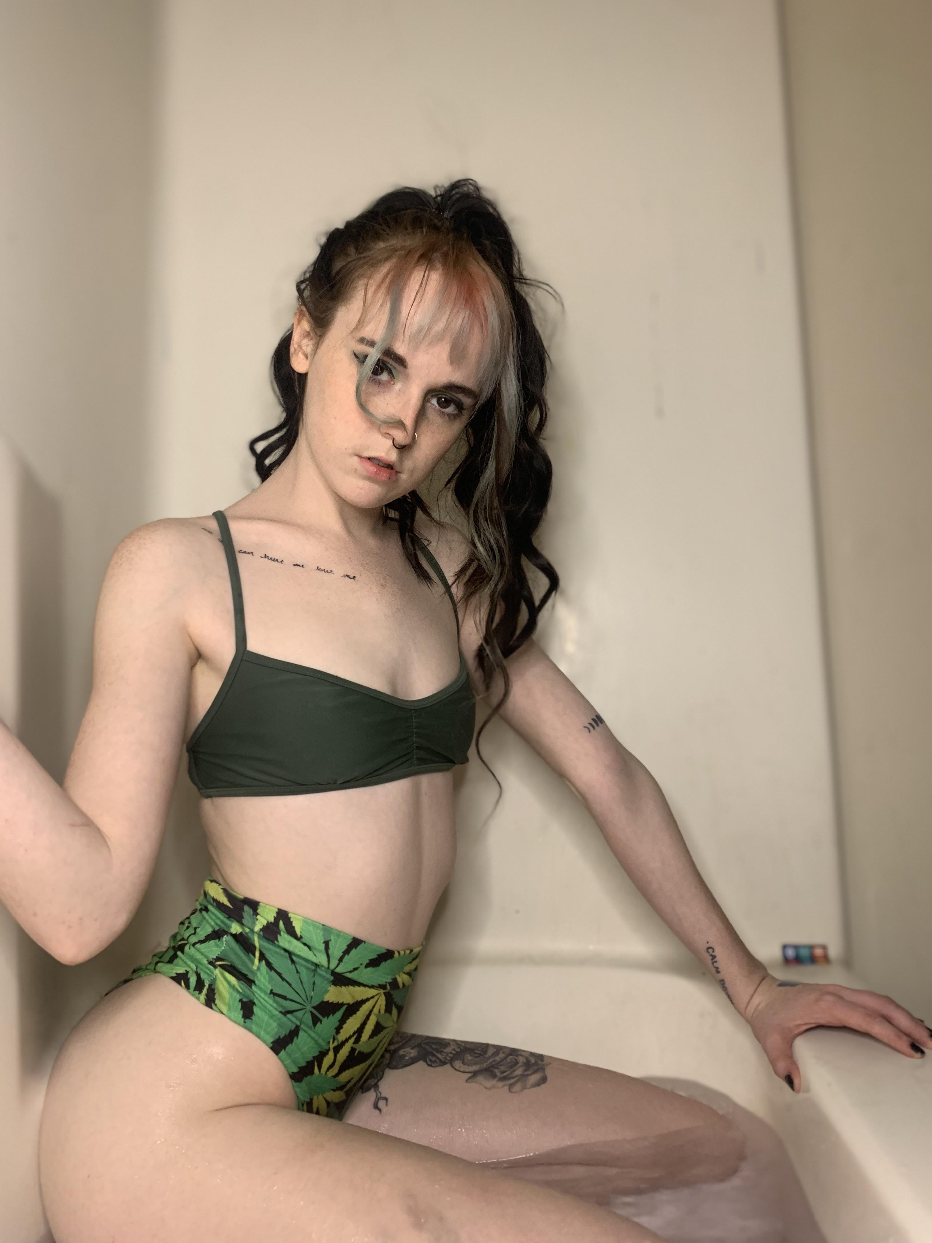 j chillin | Scrolller