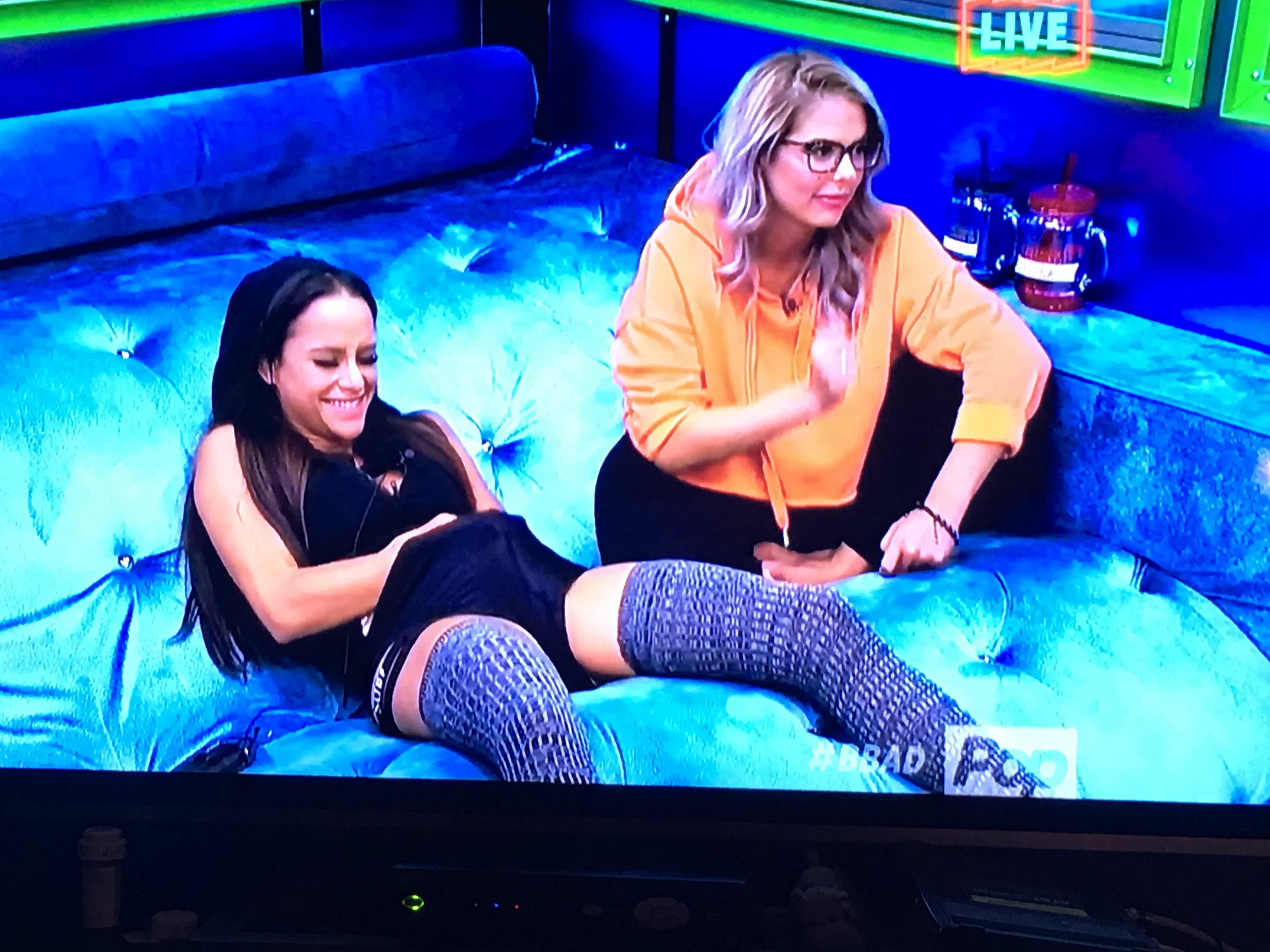 Jess hand down pants | Scrolller