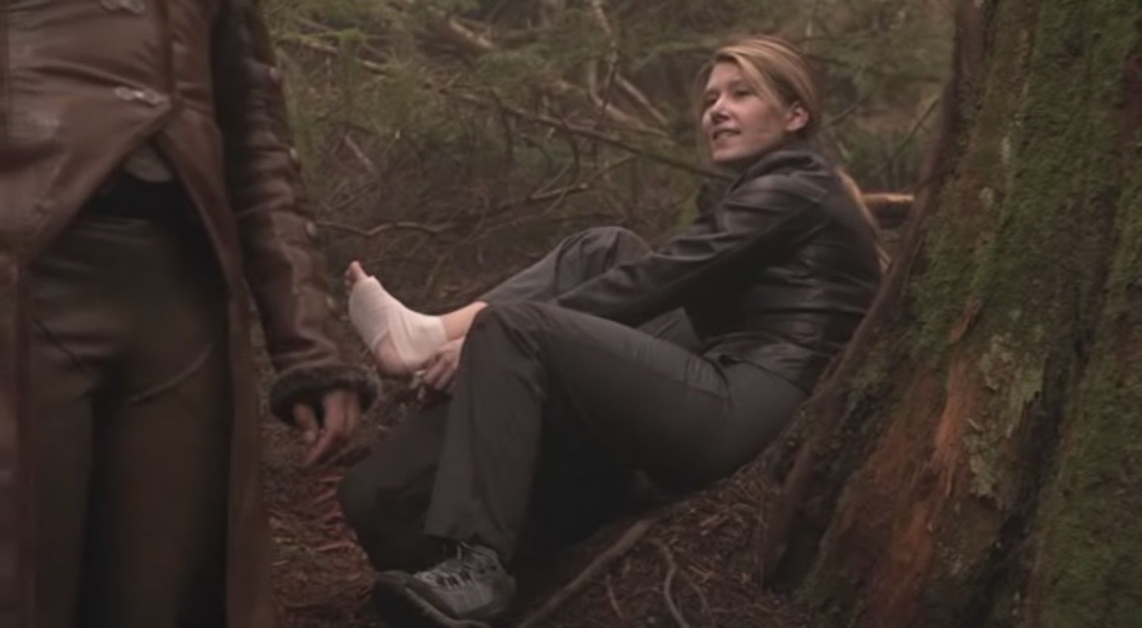 Jewel wrapping her foot | Scrolller