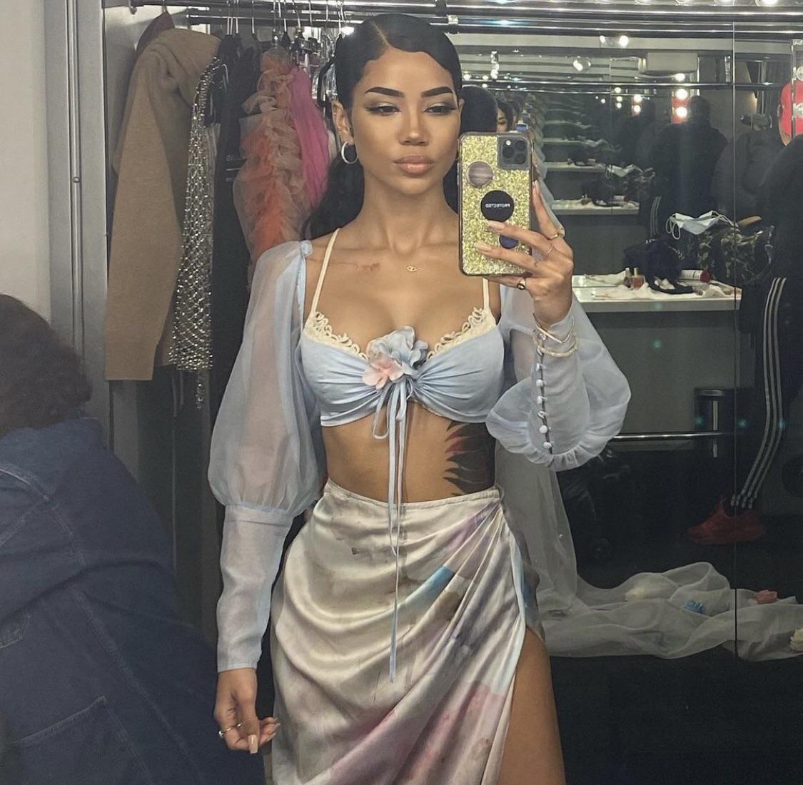 Jhene Aiko’s body is so fuckable. WWYD if you had her for the night? | Scrolller