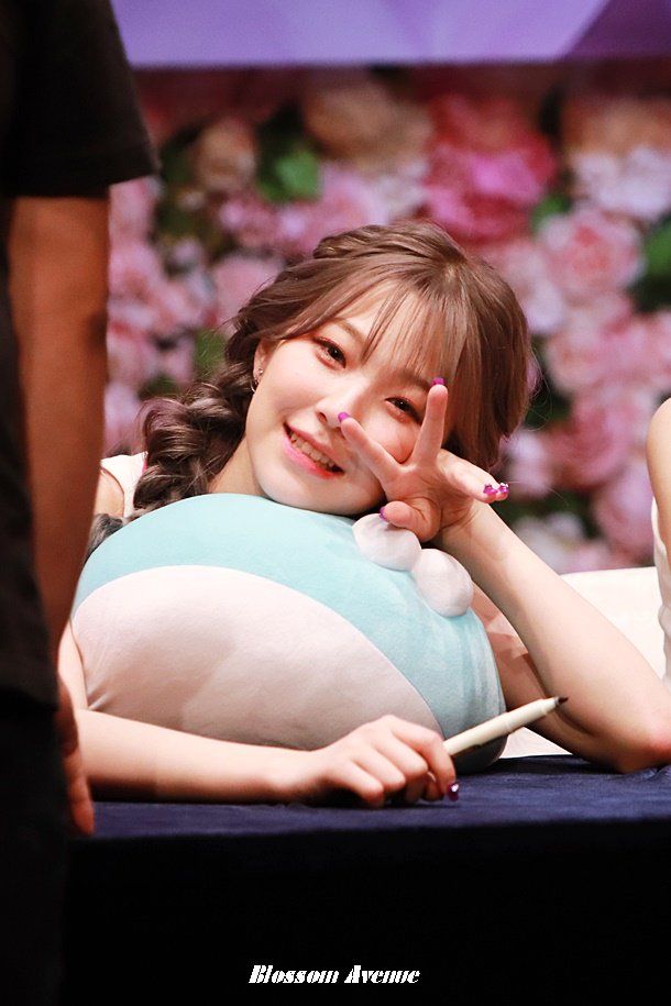 Jiheon & plushie | Scrolller