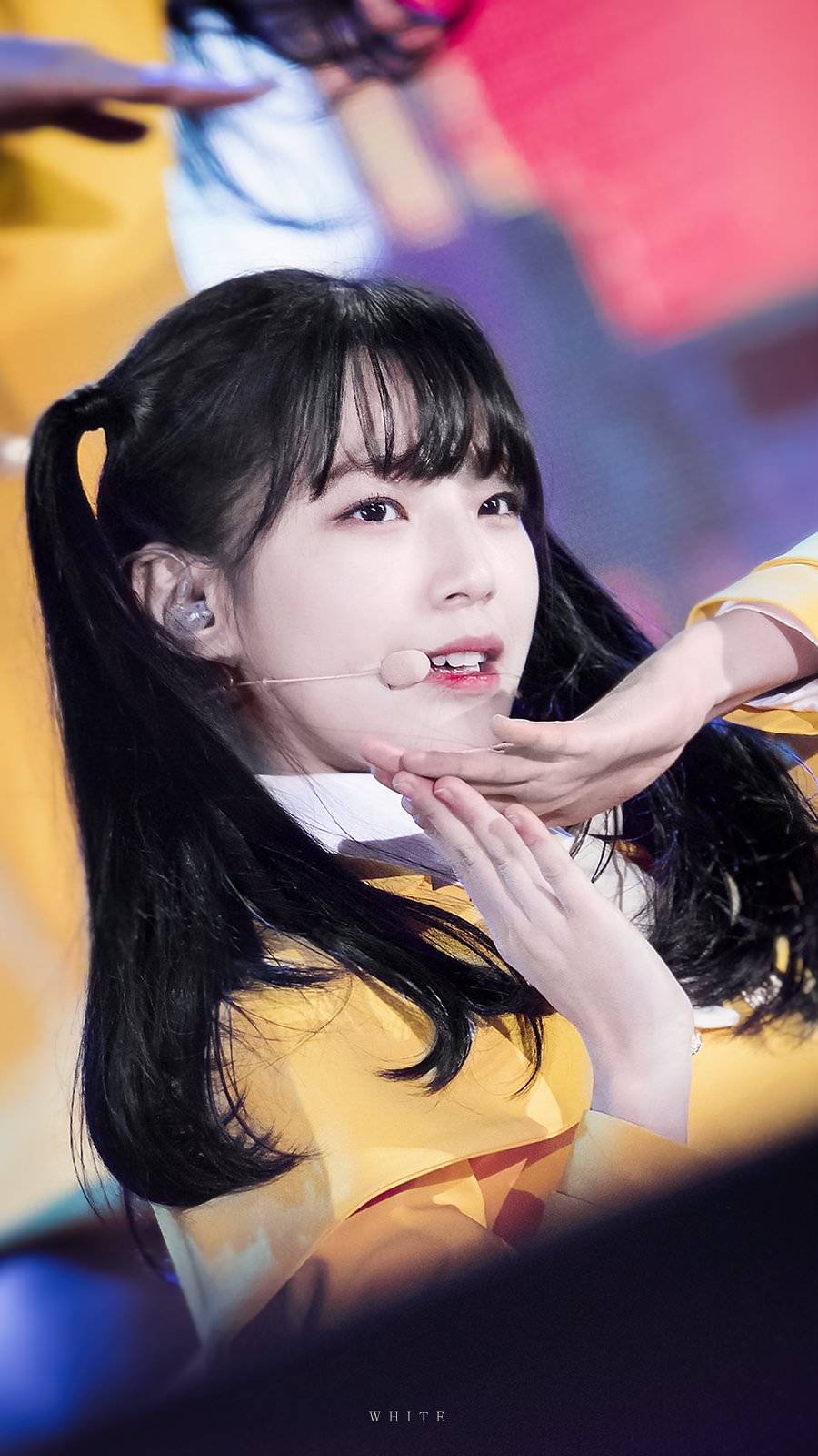 Jiheon demonstrating an acute angle | Scrolller