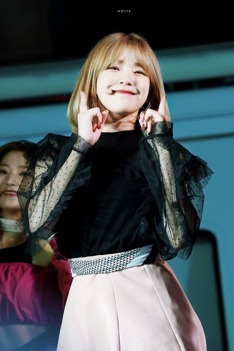 Jiheon pointing | Scrolller