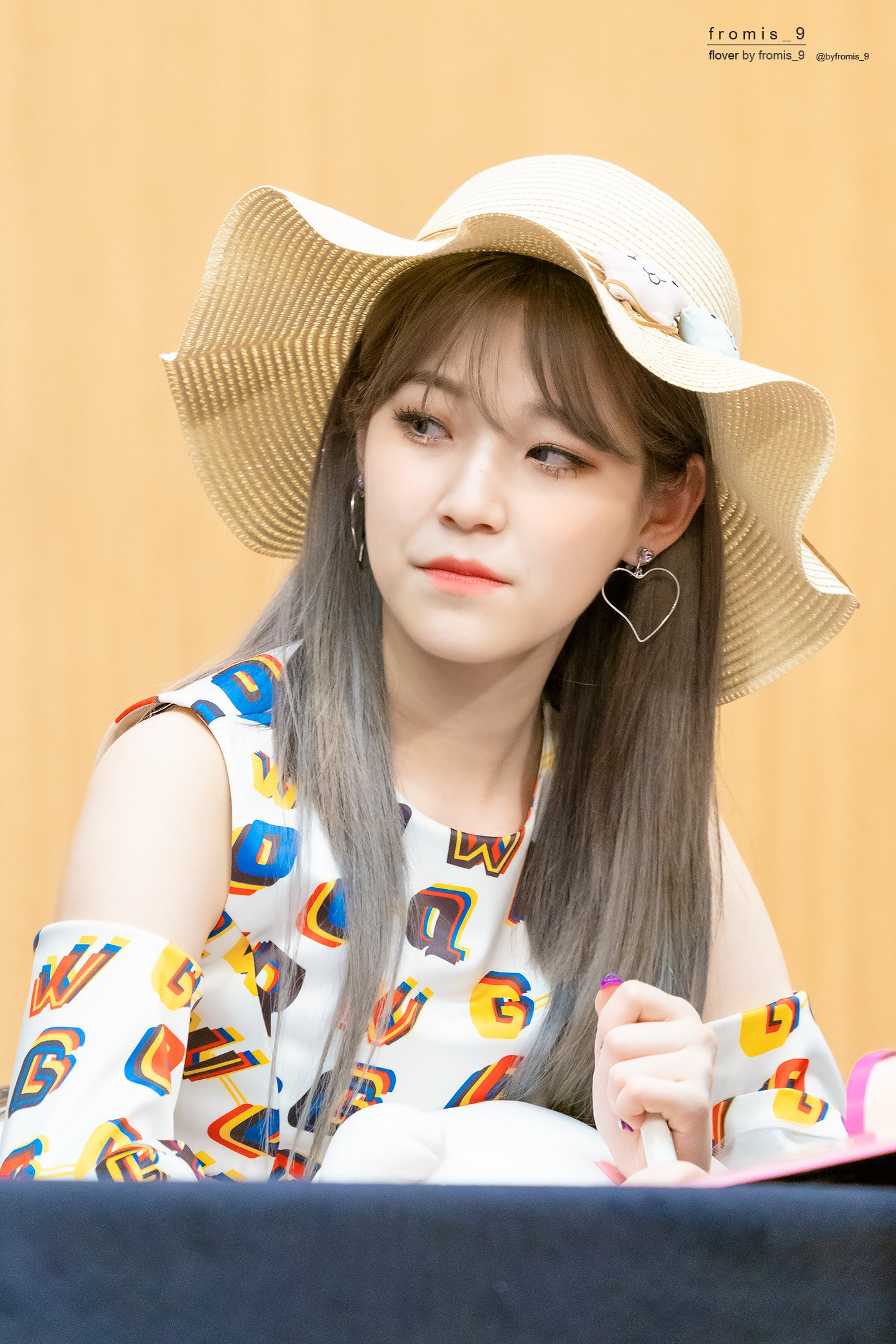 Jiheon side eye | Scrolller