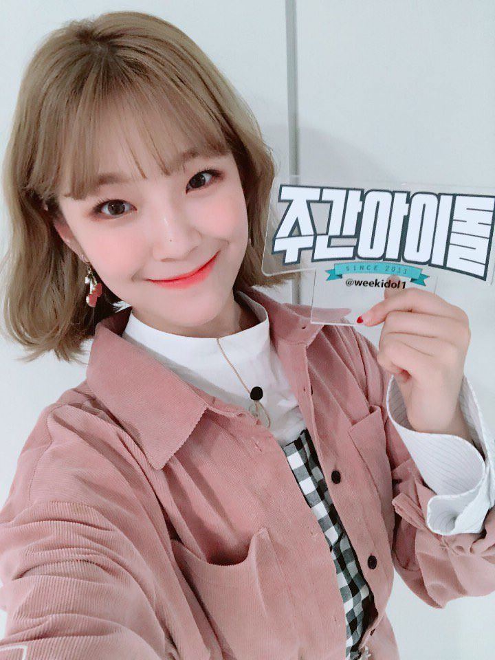 Jiheon with her sign | Scrolller
