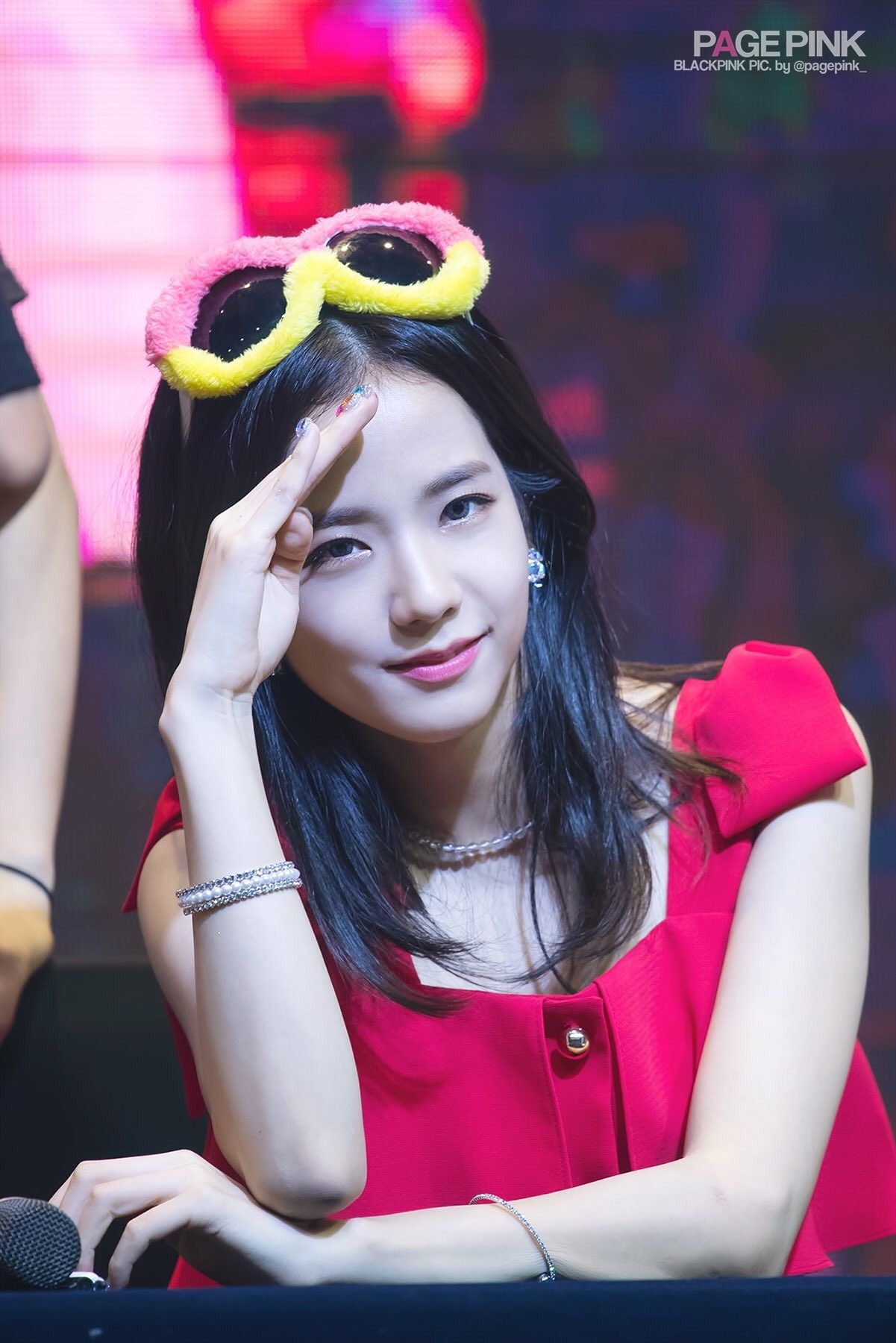 Jisoo Salute | Scrolller