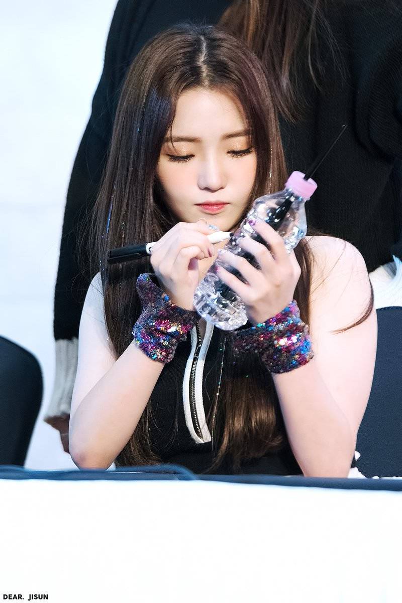 Jisun labeling her things | Scrolller