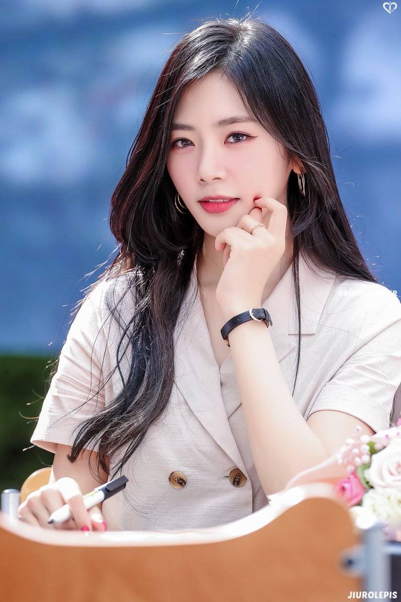JiU | Scrolller