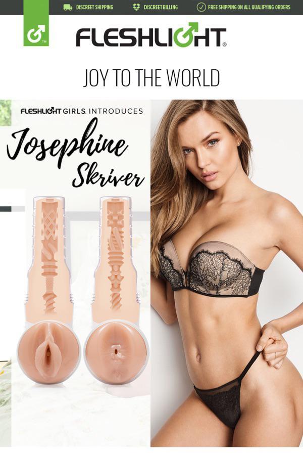 Josephine skriver is a flashlight girl | Scrolller