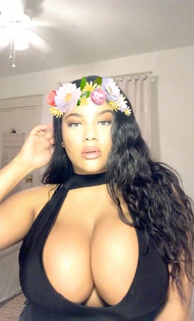 Juicy lips, with dem juicy tits | Scrolller