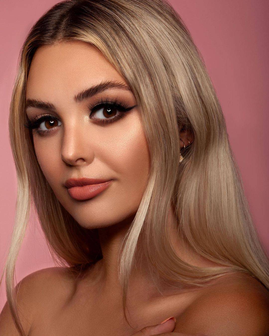 Julia May [irtr] | Scrolller