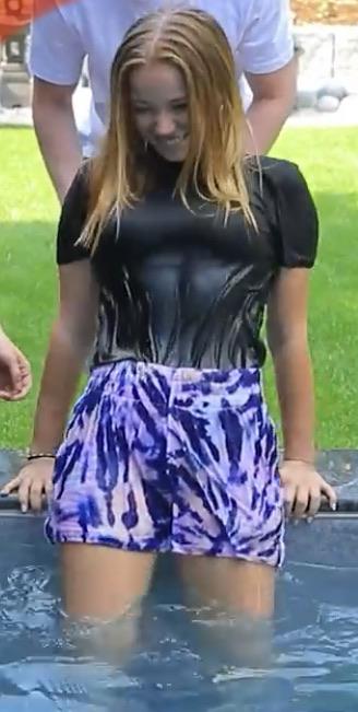 Julias schöner Körper im wetlook 💦 | Scrolller